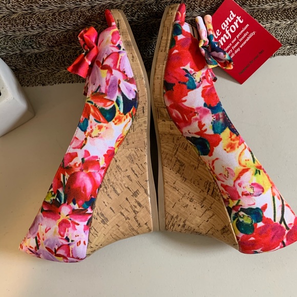 dexflex comfort | Shoes | Dexflex Comfort Cate Now Floral Canvas Wedges ...